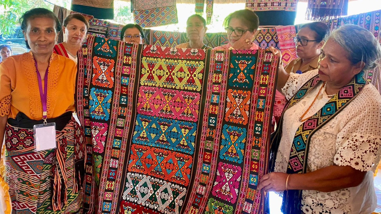 Foto Tenun Buna Insana: Warisan Budaya Perempuan Timor Tengah Utara ...