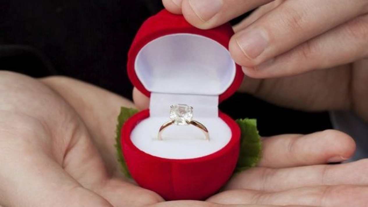 Foto Merisik, Adat Mencari Tahu Kesediaan Perempuan untuk Menikah dalam ...