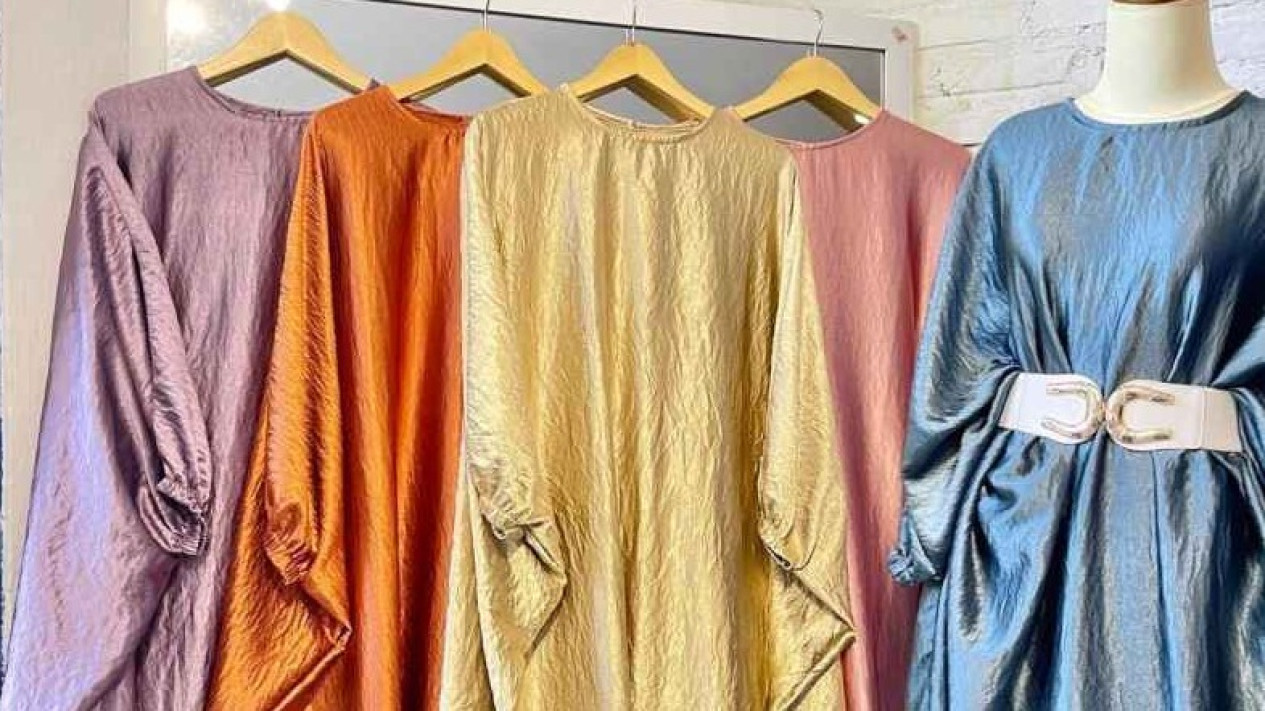 Foto Tampil Elegan di Lebaran 2025: Panduan Pakai Baju Shimmer Tanpa ...