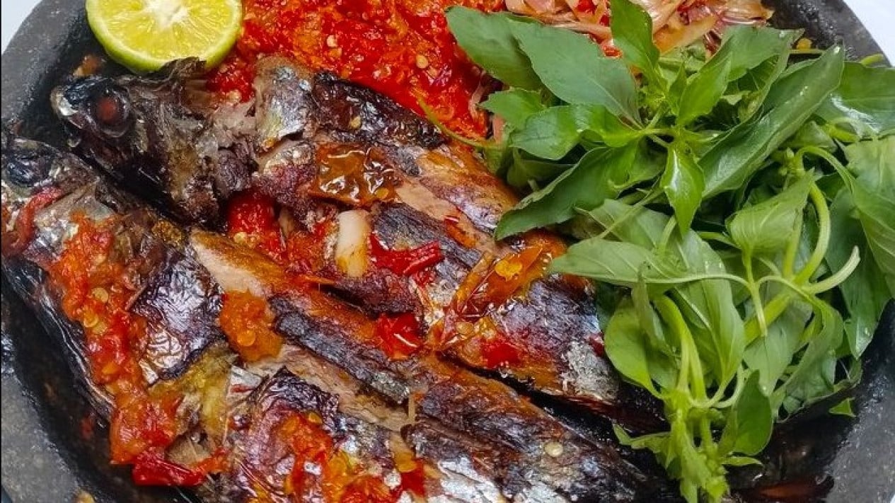 Foto Pedasnya Nendang, Asapnya Menggoda: Sambel Penyet Ikan Asap yang ...