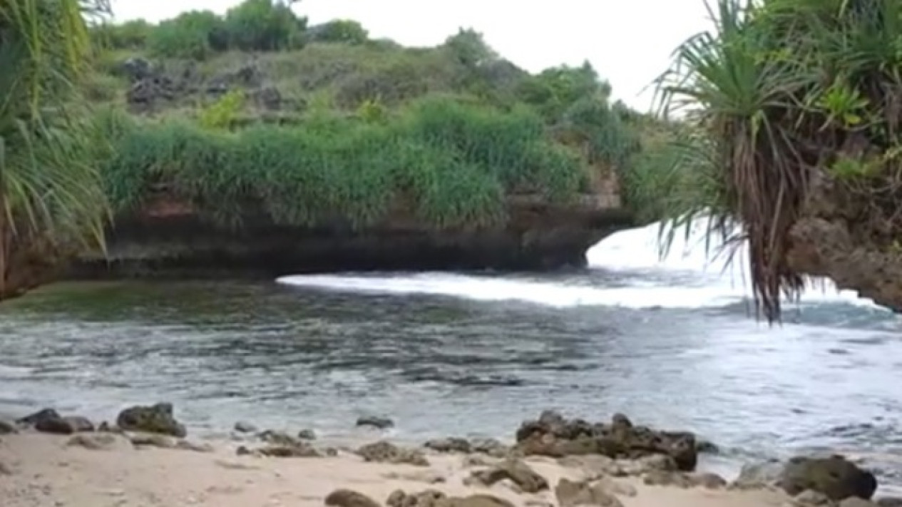 Foto Pantai Dadap Ayam Gunungkidul, Surga Tersembunyi yang Masih Alami ...