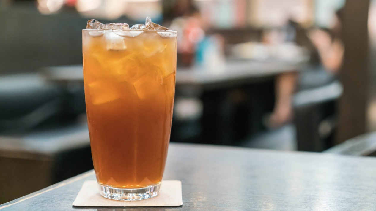 Foto Jeda Minum Es Teh Saat Makan, Mengapa Kebiasaan Ini Perlu ...