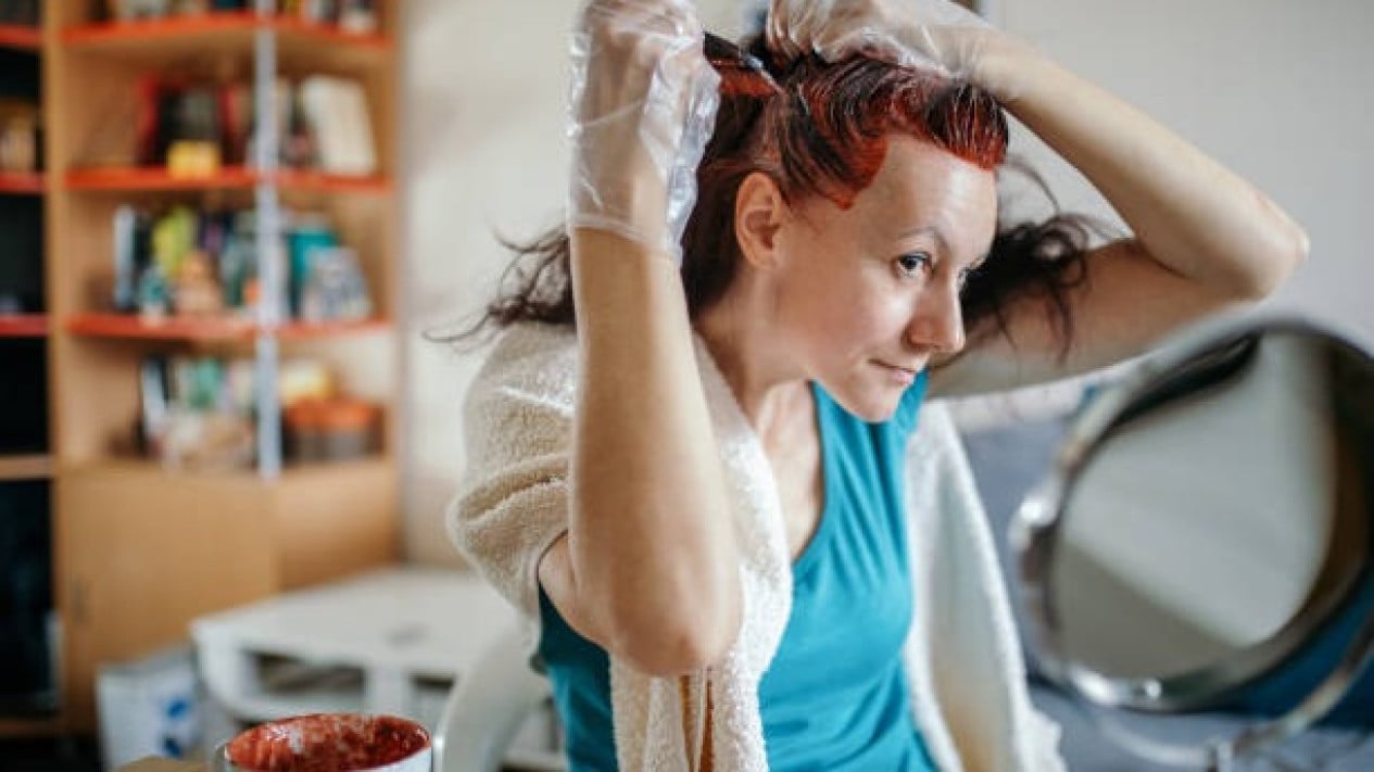 Foto Tips Mewarnai Rambut Sendiri di Rumah Agar Hasilnya Rapi dan Merata