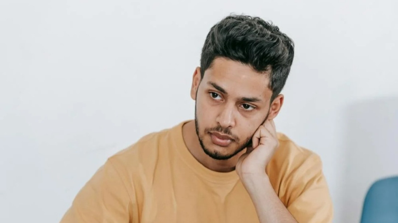 Foto Hal Sepele yang Bikin Cowok Sering Melamun, Antara Pelarian dan ...