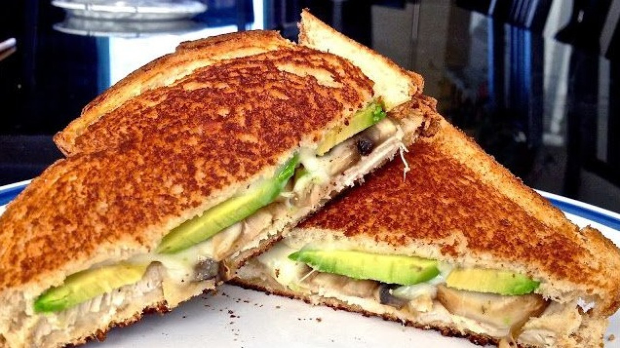 Foto Resep Avocado Toast With Grilled Chicken, Sarapan Roti Panggang ...