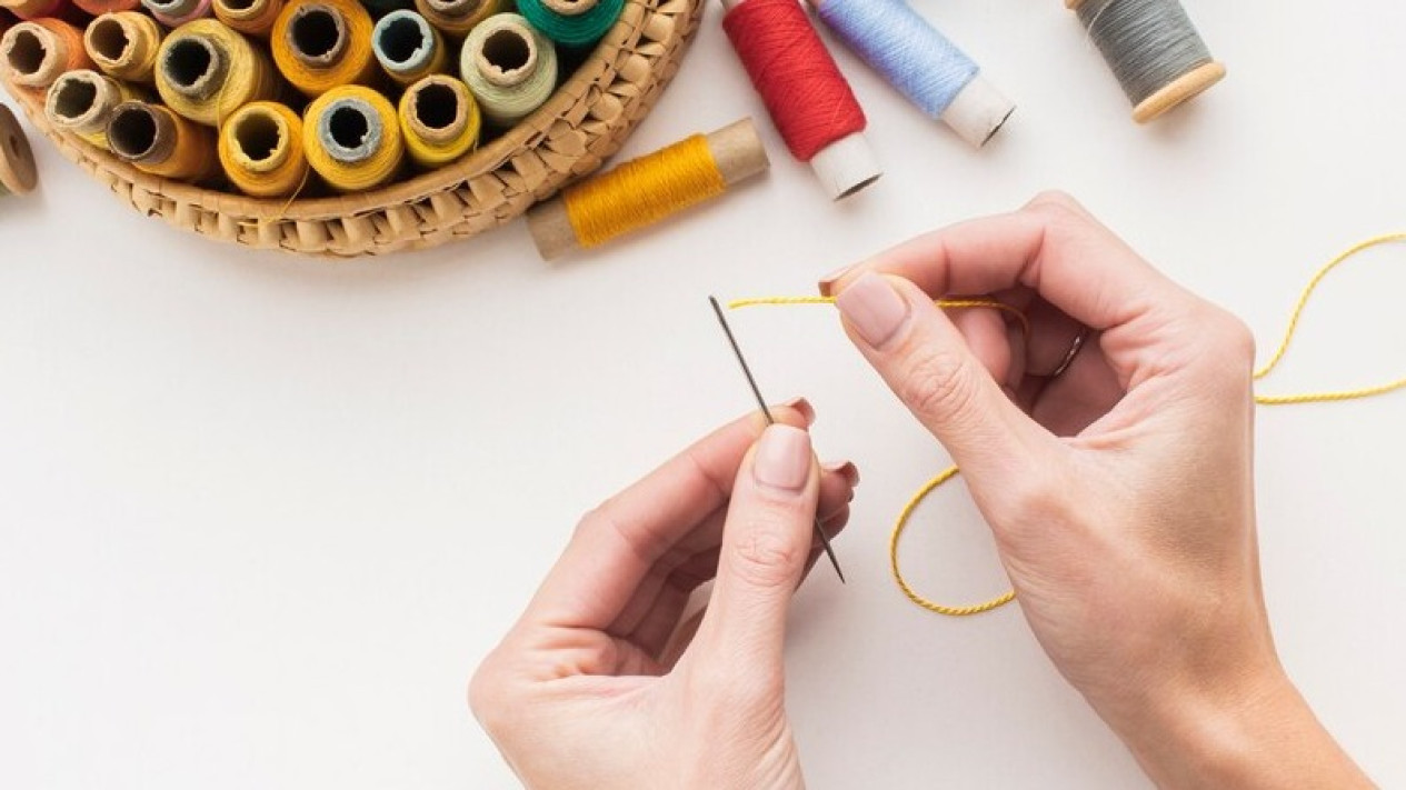 Foto Baju Kesayangan Robek Tapi Nggak Punya Mesin Jahit? Tenang, Ini ...