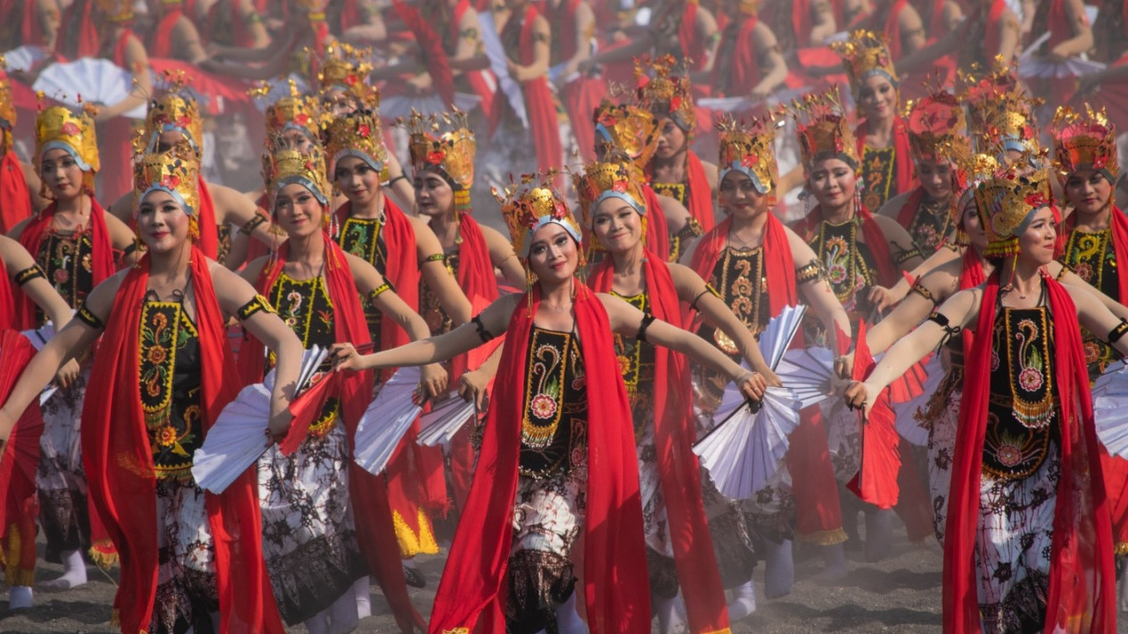 Foto Gandrung Sewu Simfoni 1000 Penari di Pesisir Banyuwangi yang Memikat Dunia
