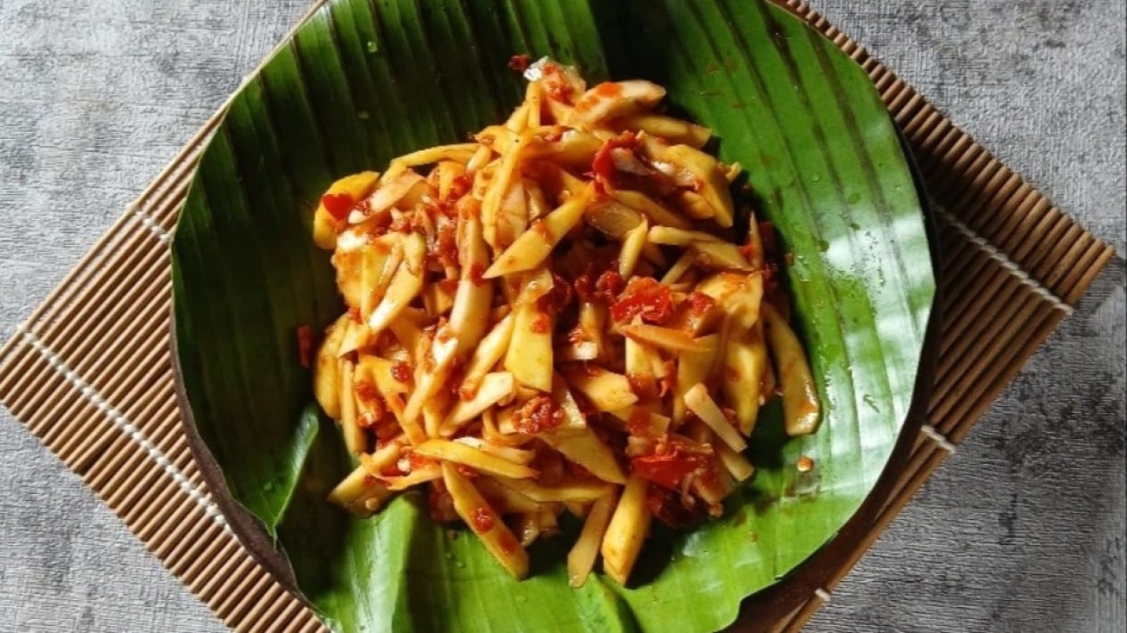 Foto Segarnya Bikin Nagih! Resep Sambal Pencit Khas Madura ala Bebek Sinjay