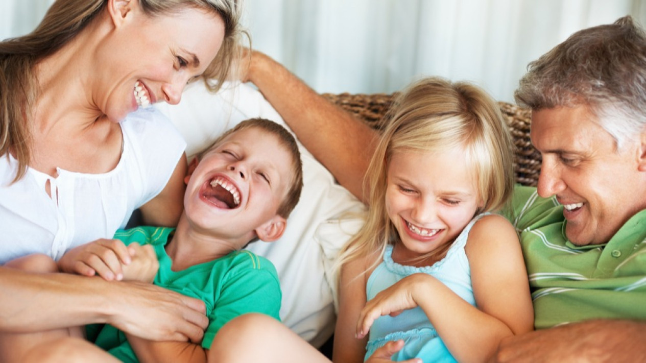 Foto Manfaat Bercanda Bersama Keluarga Setelah Pulang Kerja, Kunci ...