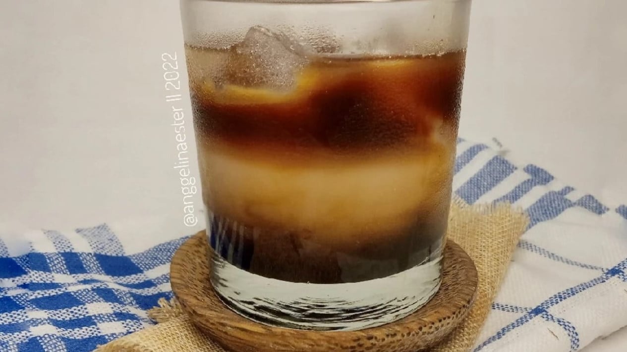 Foto Cara Membuat Es Teh Susu Gula Aren di Rumah, Segar dan Simpel!