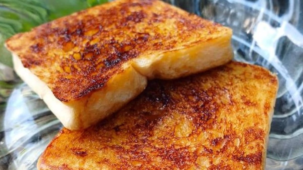 Foto Roti Bakar Topping Kopi Susu Gula Aren, Dessert Aesthetic yang Hits