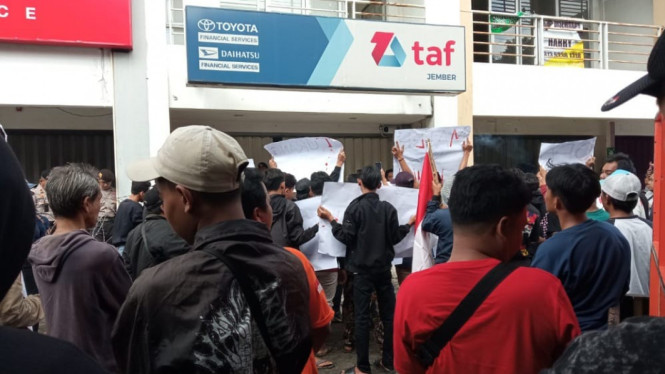 Dijebak dan Diminta Bayar 22 Juta, Nasabah TAF Jember Demo