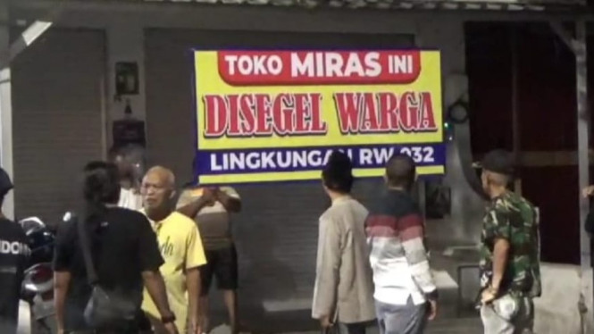 Jelang Ramadan, Emak-emak di Jember Segel Dua Toko Miras