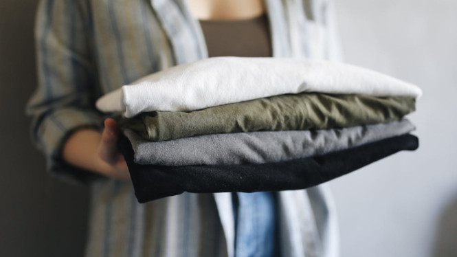 Trik Lipat Baju, Lemari Jadi Rapi & Hemat Ruang!