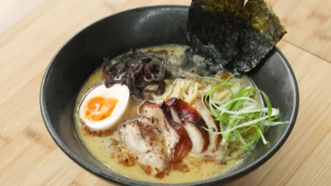 Bikin Ramen Seenak Resto di Rumah? Bisa! Ini Resep Tori Paitan Ramen ala Devina