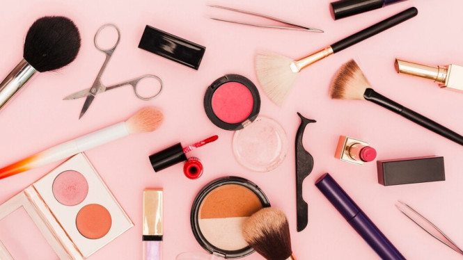5 Trik Makeup Simpel yang Bikin Tampil Cantik Natural, Cocok untuk ...