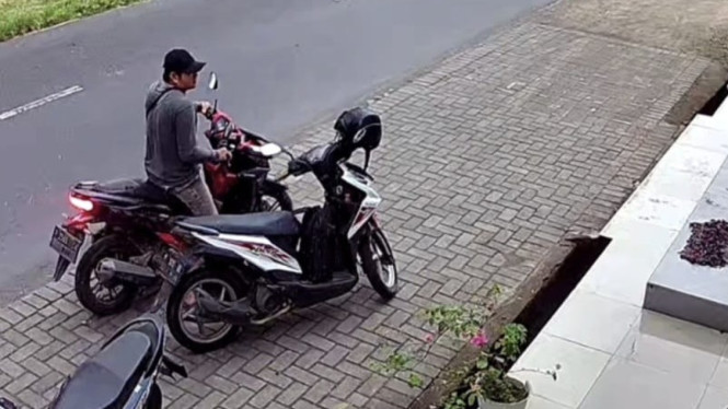 Pencurian Tas di Atas Motor Terekam CCTV, Korban Hanya Tinggal Sebentar di Toko Vape