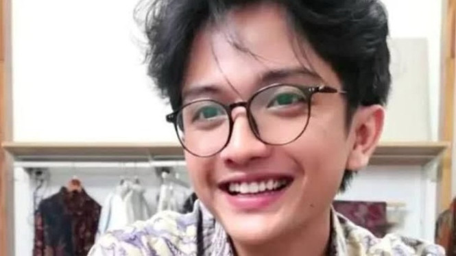 Host Live Batik 72 Tembus 80K Penonton, Netizen Terpukau Pesona Farhan