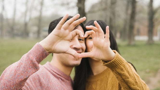 Tanda-Tanda Dia Suka Tapi Masih Jaga Jarak, Bikin Kamu Penasaran?