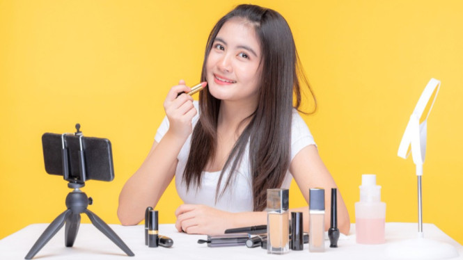 Tampil Segar Tanpa Berlebihan, Panduan Makeup Natural untuk Remaja
