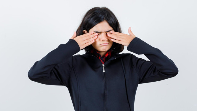 Jangan Anggap Sepele! Kebiasaan Mengucek Mata Ternyata Mengintai ...