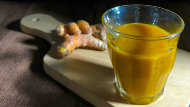 Cara Simple Membuat Jamu Kunyit Madu yang Menghangatkan Tubuh