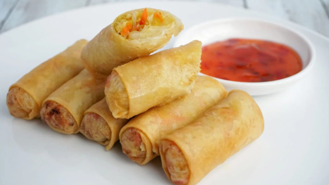 Garing Maksimal! Resep Spring Rolls Ayam Super Renyah dengan Saus ...