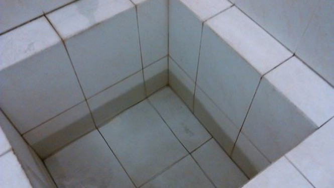 Bye-bye Noda Membandel! Cara Ampuh Membersihkan Bak Kamar Mandi yang ...