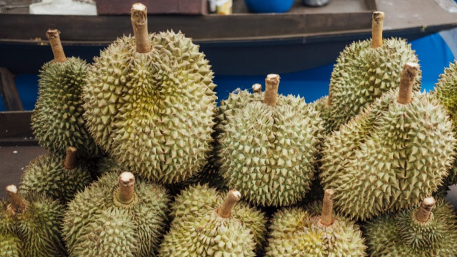 Mengapa Orang Meminum Air dari Kulit Durian Setelah Makan Durian?
