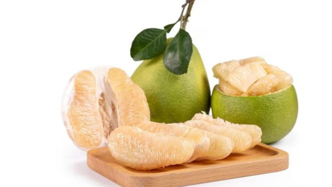 7 Cara Keren Kupas Jeruk Bali Tanpa Ribet, Biar Nggak Males Makan!