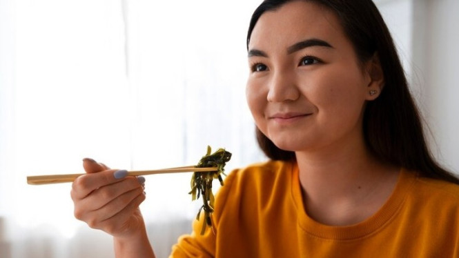 Gak Mau Malu Saat Makan Sushi? Ini 5 Cara Pakai Sumpit yang Bikin Kamu ...