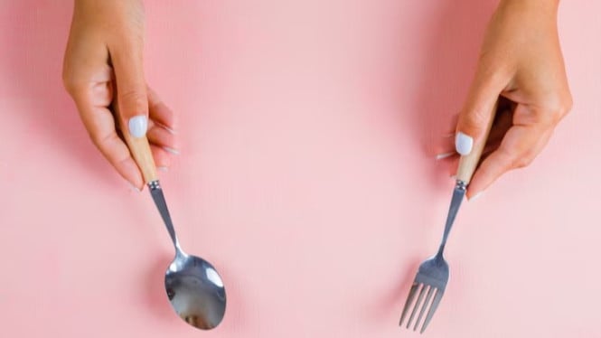 Makan Cantik ala Bangsawan: 5 Cara Memegang Garpu & Sendok dengan Table Manner yang Benar
