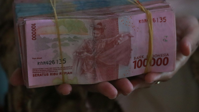 9 Arti Mimpi Dapat Uang Kertas Banyak, Pertanda Rezeki Mengalir?