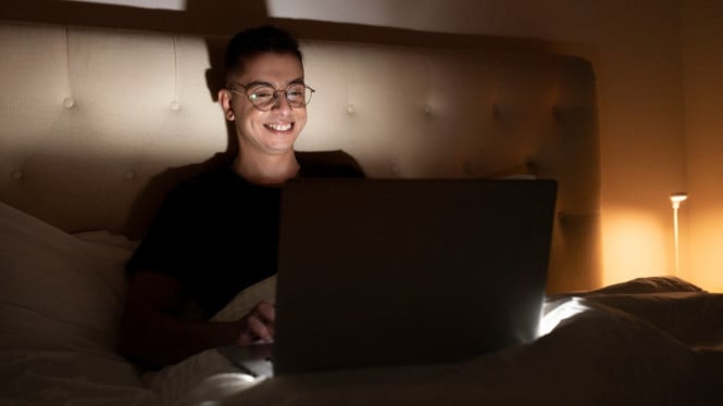 Begadang Demi Maraton Film Bisa Rusak Hormon, Ini Efeknya di Usia Remaja