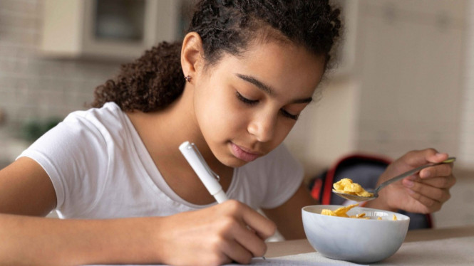 Suka Ngemil saat Nugas? Ini Camilan Sehat Biar Nggak Bikin Nyesel