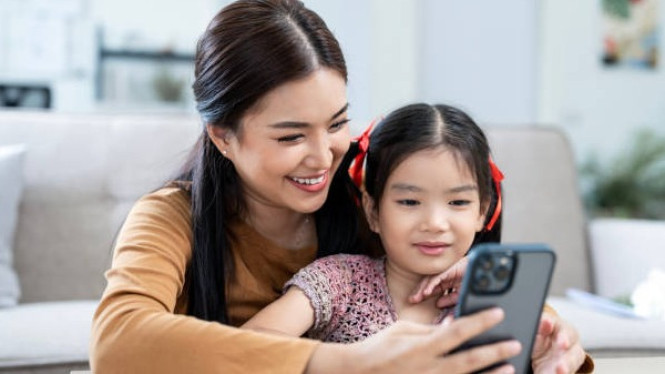 Hindari Kecanduan! Ketahui Tips Mengenalkan Gadget pada Anak