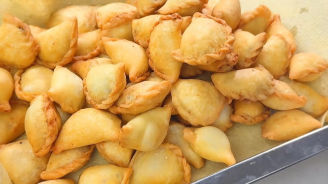 Cara Mudah Membuat Pastel Abon Sapi, Garing dan Enak!