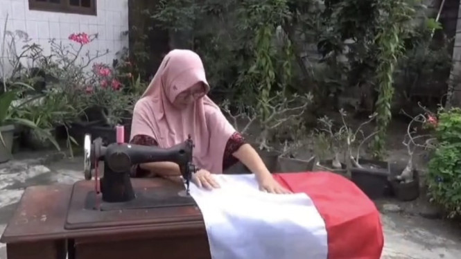 Penjahit Bendera Dadakan di Jember Raup Berkah Jelang HUT RI ke-80