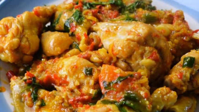 Resep Ayam Woku Khas Manado, Pedasnya Bikin Boros Nasi!