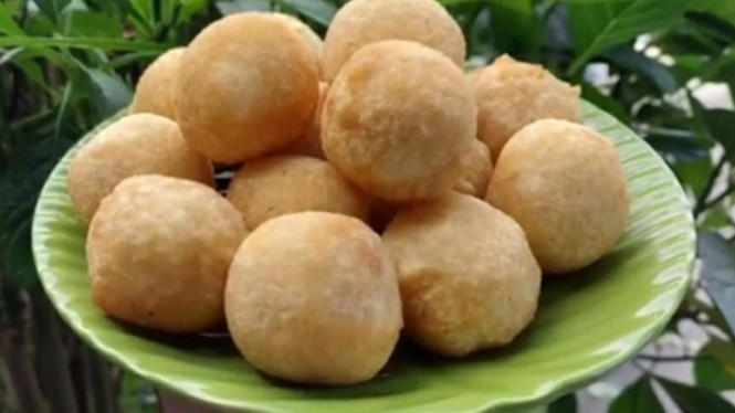 Cara Membuat Klenyem Khas Jepara, Makanan Isi Gula Merah Lumer!