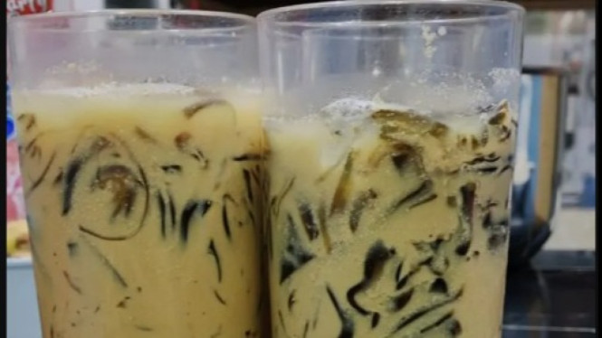 Es Teh Tarik Cincau dengan Rasa Kenyal Segar