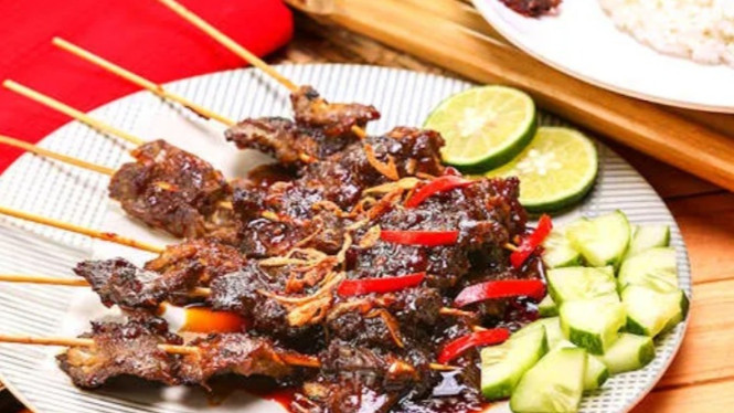 Sate Plecing Khas Bali dengan Sambal Merah Pedas