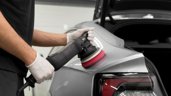 Biar Cat Mobil Mulus Lagi! Begini Cara Mendempul Mobil dengan Benar