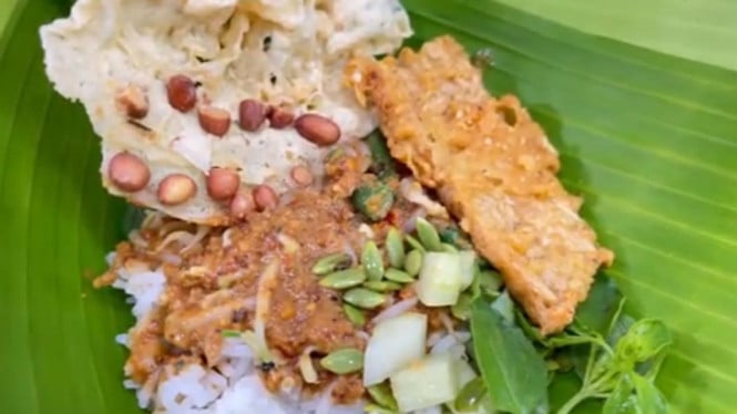 Resep Nasi Pecel Madiun dengan Sambal Kacang Medok