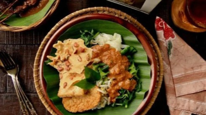Pecel Semanggi, Lengkap dengan Lauk Tradisional yang Bikin Nagih