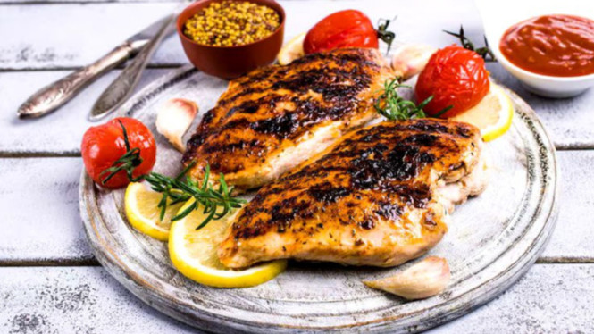 Steak Ayam Saus Tomat Rumahan, Gurih Segar Menggugah Selera