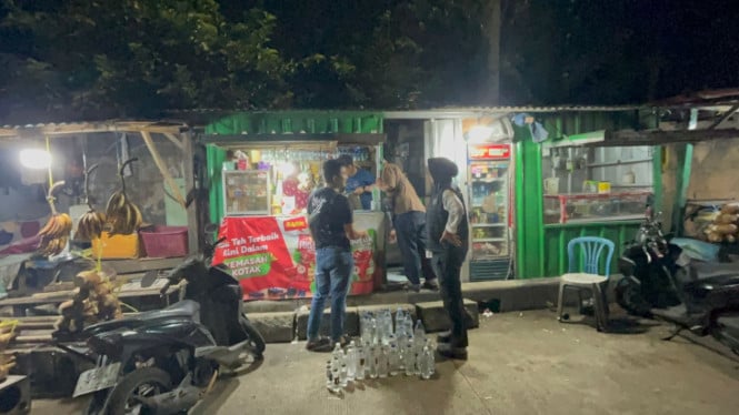 Polsek Kemang Sita 43 Botol Miras dari Warung Jamu di Salabenda, Polisi ...