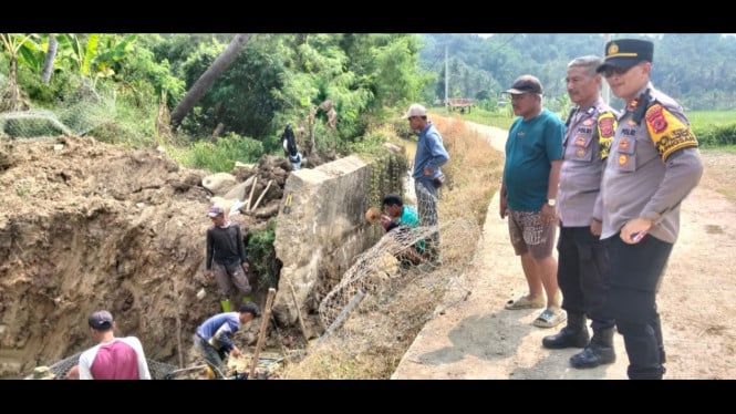 Kapolsek Tanjungsari dan Forkopimcam Tinjau Normalisasi Bendung Cibeet ...