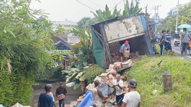 Diduga Mengantuk, Truk Sabun Oleng dan Nyaris Tabrak Rumah Warga di ...