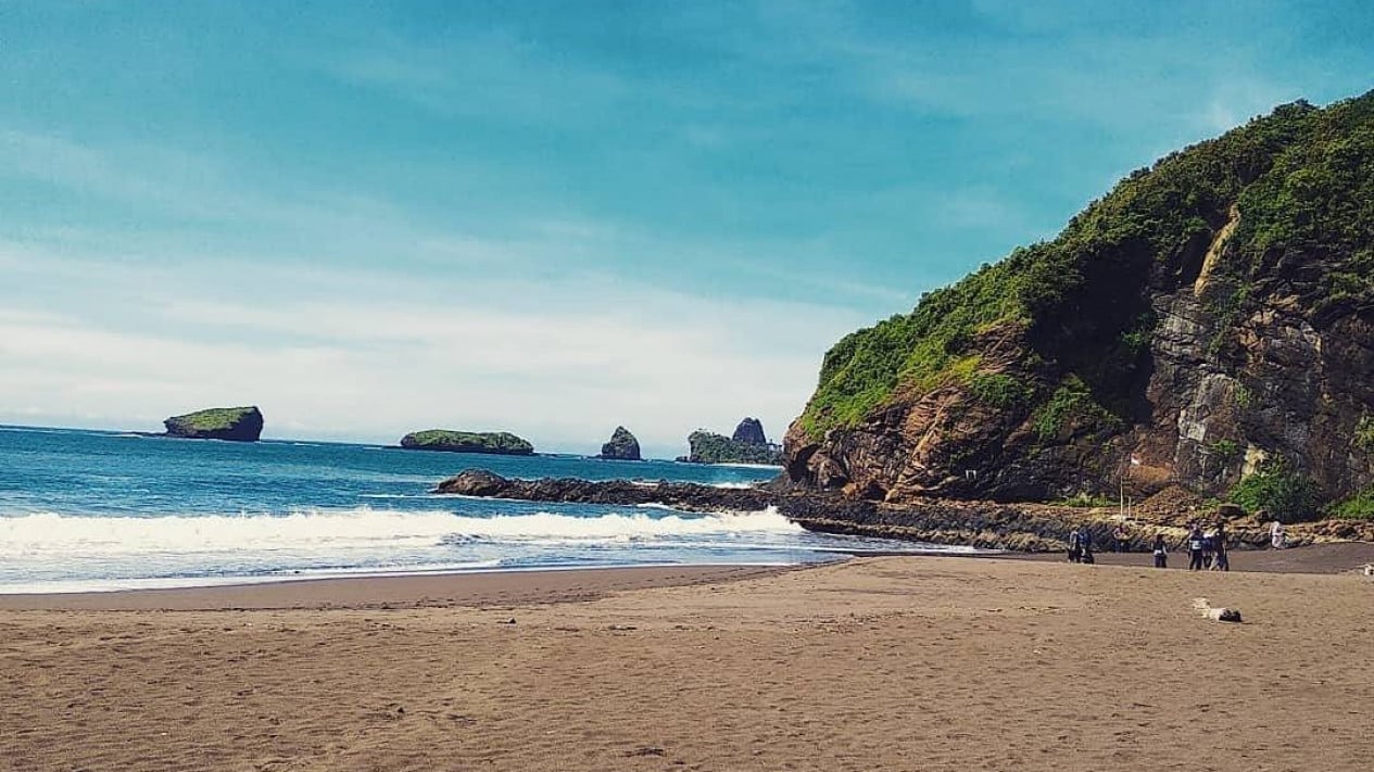 Foto Watu Ulo, Legenda Batu Besar Dari Pantai Selatan Jember